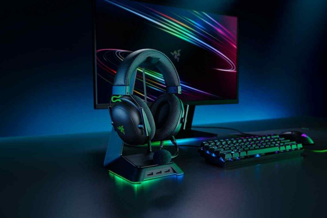 Headphones vs. Headsets - What's The Difference? - LeagueFeed