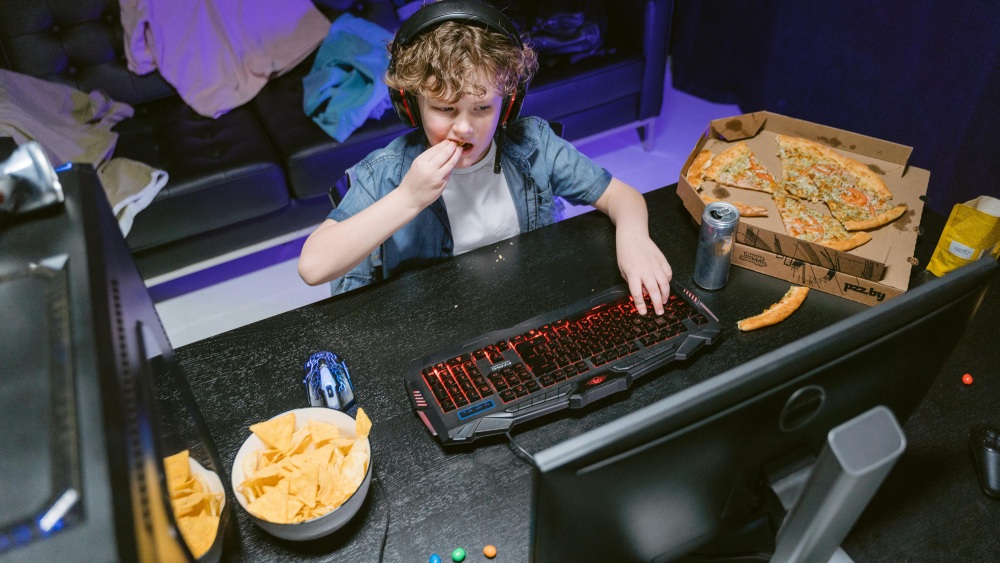 How Many People Play League of Legends? 🌍